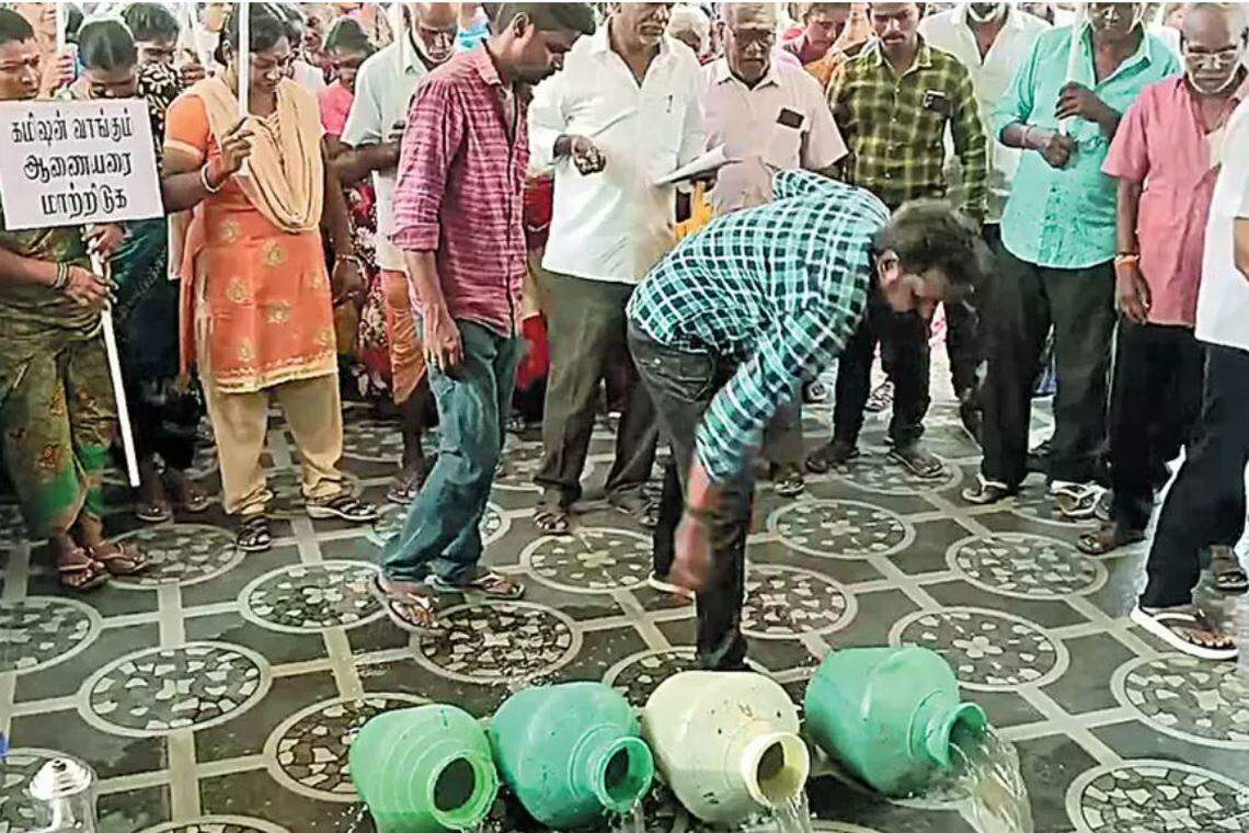 கழிவுநீரை கொட்டி பொதுமக்கள் போராட்டம், திரைச்செய்தி, தமிழ்நாடு ...