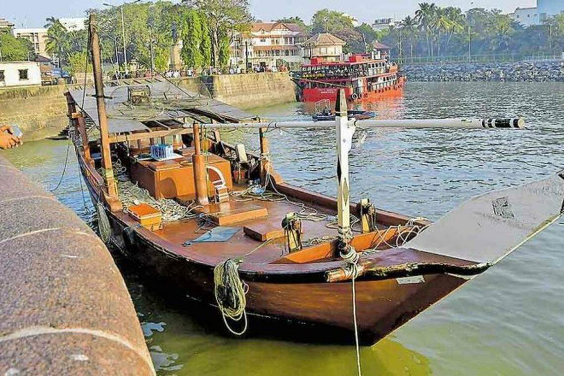 வெளிநாட்டிலிருந்து கள்ளத்தனமாக இந்தியாவிற்குள் நுழைய முயன்ற மூன்று ...